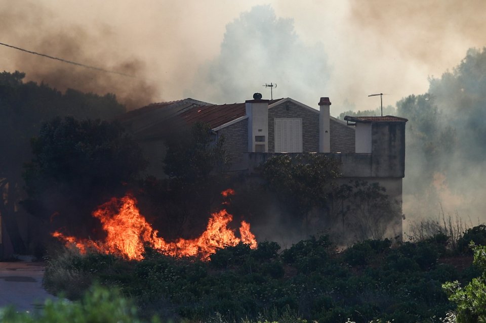 Ολονύχτια επιφυλακή στη Ραφήνα: Κάηκαν σπίτια, απεγκλωβίστηκαν κάτοικοι -Εικόνες και βίντεο ...